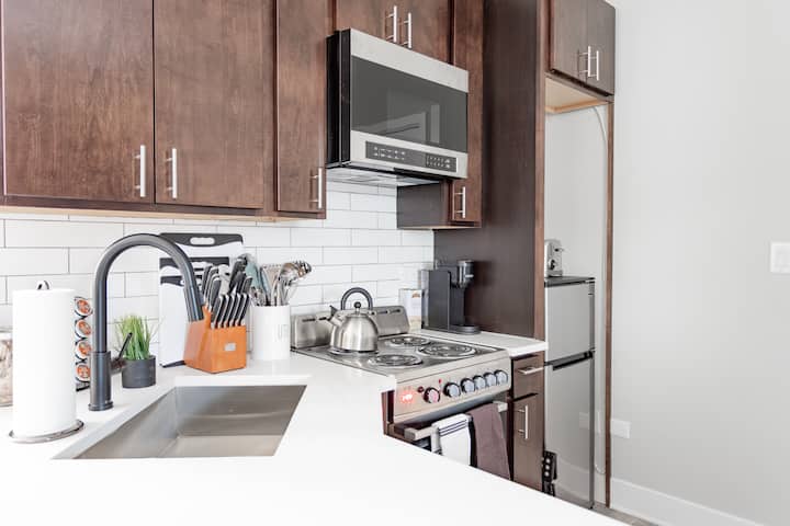 Intimate And Cozy Studio | Near Montrose Blueline - Loyola - Chicago