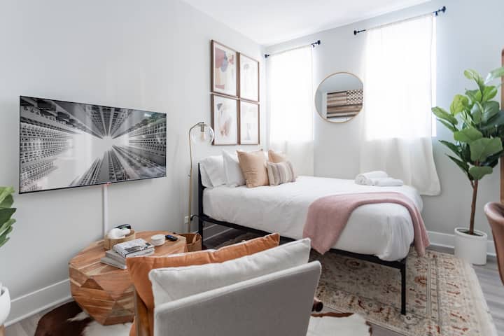 Intimate|cozy|quaintstudio-3min Montrose Blueline - Chicago, IL