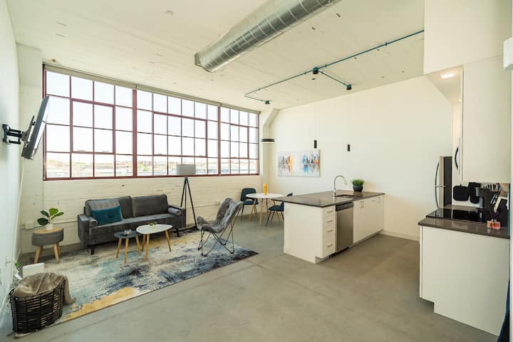 Spacious Midtown Loft/ Gated Parking Lot - St. Louis, MO