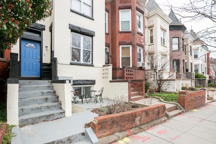 Comfy Room + Shared Bath In Classic Dc Row House - Washington, D.C.