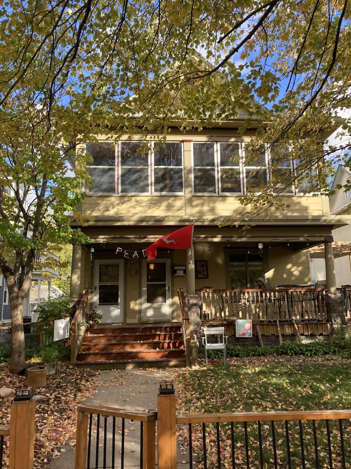 Quiet 3rd Floor Apt Sleeps 3 Close To Downtown - Minneapolis, MN