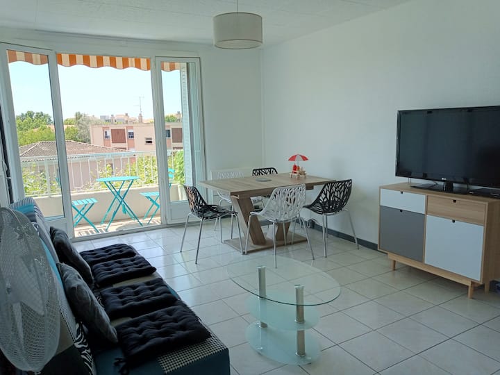T3 De 54m², Balcon, à 500 Mètres Des Plages. - Fréjus