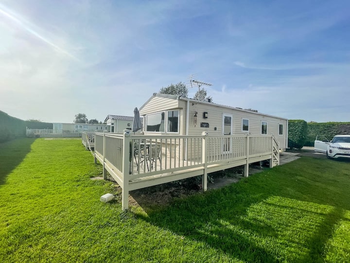 Caravan With Decking In Skegness Ref 33005s - Skegness
