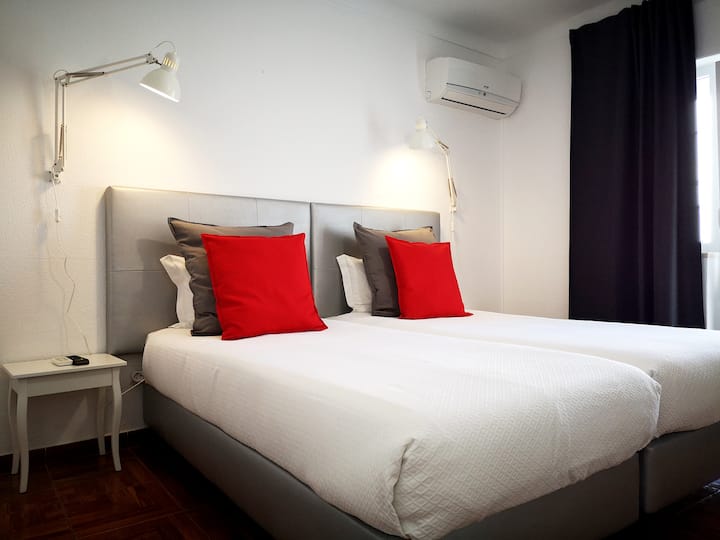 The Bulldog Inn - Quarto Twin - Vila Nova de Milfontes