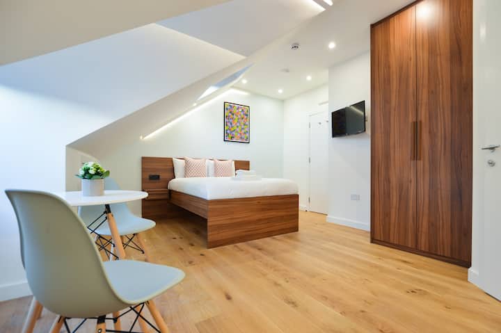 Modern Newly Refurbed West Hampstead Studios - London