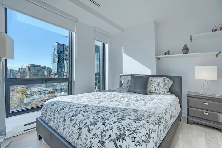 Upscale 2br | Business & Family | Steps To Metro - Montréal, QC
