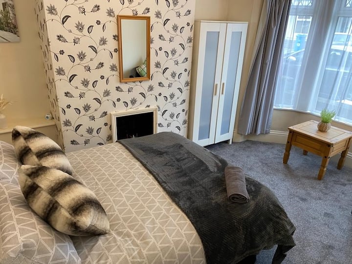 Salisbury Corporate House - Kettering, UK