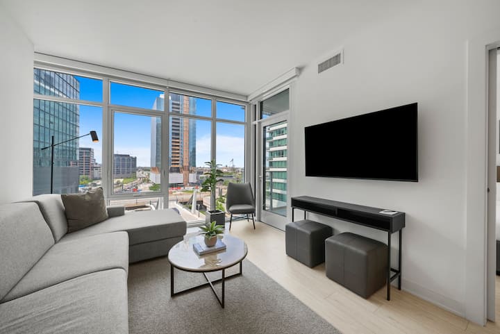 Level - New Chic One Bedroom Suite With Balcony - Chicago, IL