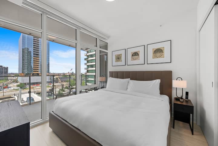 Level - New Chic One Bedroom Suite With Balcony - Chicago