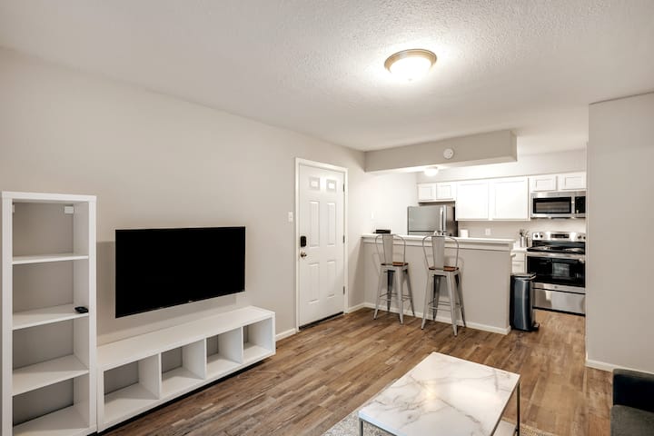 1br Apt Directly Beside Topgolf - Dallas, TX
