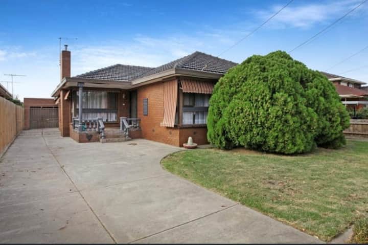 D134 Glengala Best West 5 Bedrooms Sleeps 12 - Caroline Springs