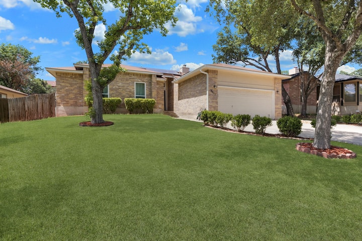 Cozy Brick House Near Seaworld - San Antonio, TX