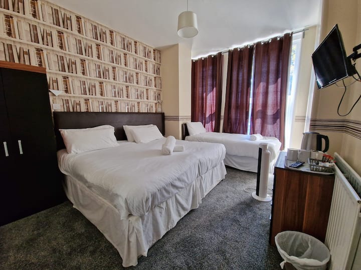 Portsmouth City Center Hotel - Ensuite Family Room - Hayling Island