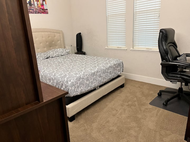 Cozy Room Set Near Restaurants, Mall, Parks & Hwy - Pleasanton, CA