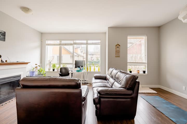 Relaxing Private Queen Room With Workspace - Surrey