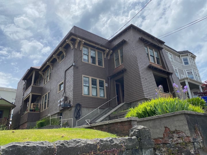 The Historic Downtown Astoria Flats - Astoria, OR