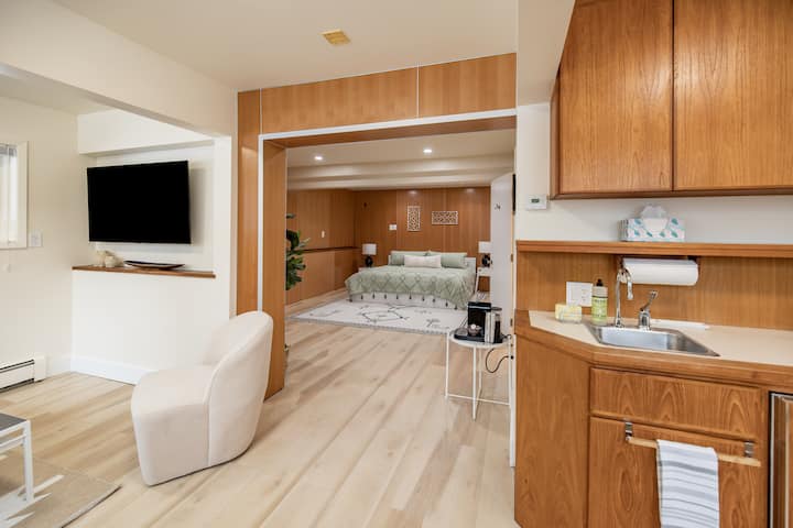 Garden Level Getaway - Anchorage, AK