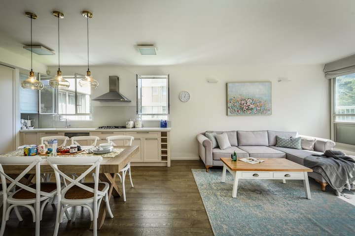 Chic 2br Apt W Large Windows In Tel Aviv Old North - Tel Aviv-Yafo