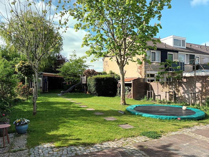 Riante Hoekwoning Met Grote Tuin - Hoorn