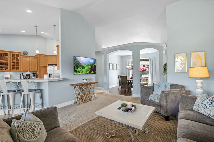 *Hillside Cottage* Game Room • Pool • Hot Tub - Redding, CA