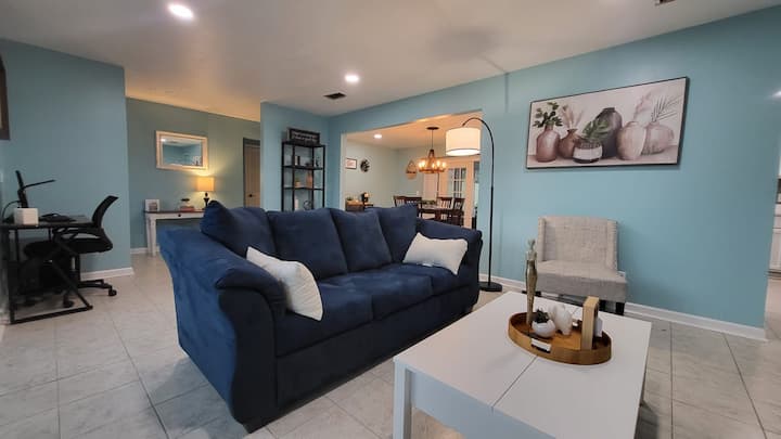 Sunny And Welcoming Family Home - Riverview, FL
