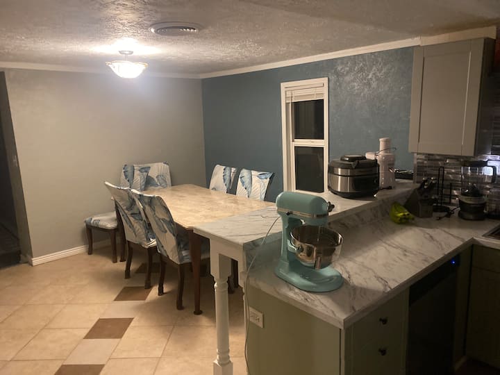 Hot Tub, 3 Rooms, 5 Beds, 2 Bathrooms - Great Falls, MT