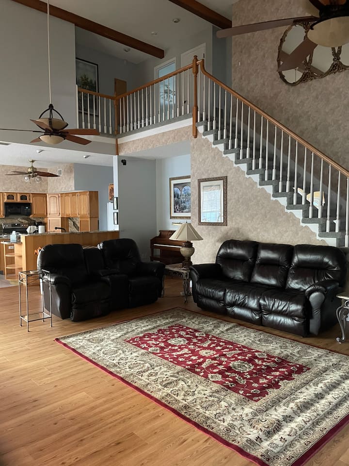 Spacious Charming 2 Story Home - Saint Petersburg, FL