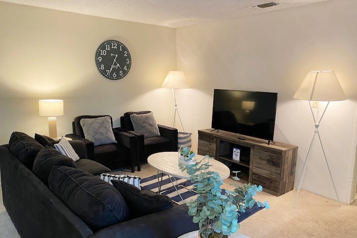 Fully Furnished 3 Bedroom, 2 Bathroom Entire House - Sacramento, CA