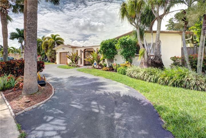 Tropical Oasis - Pembroke Pines, FL