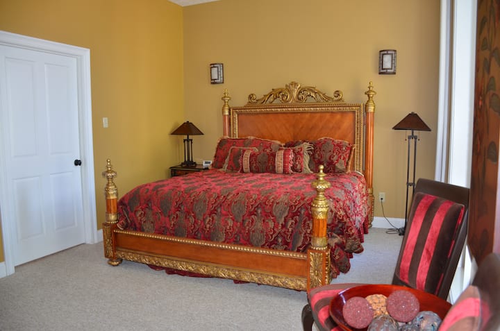 Empress Enyla Suite. - Natchez, MS