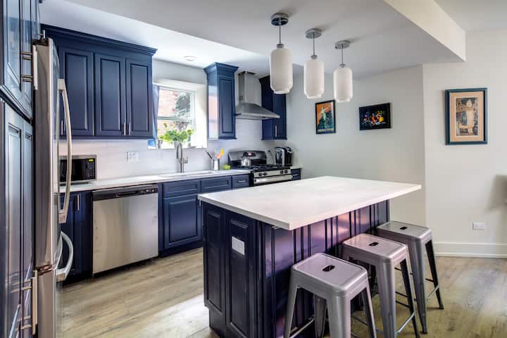 Stylish 2br Stunner W/ Unbeatable Location - Chicago, IL