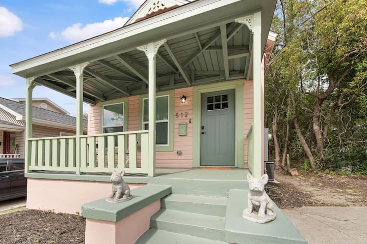 Newly Renovated 2/2 Downtown 1933 Artist Cottage - Pensacola, FL