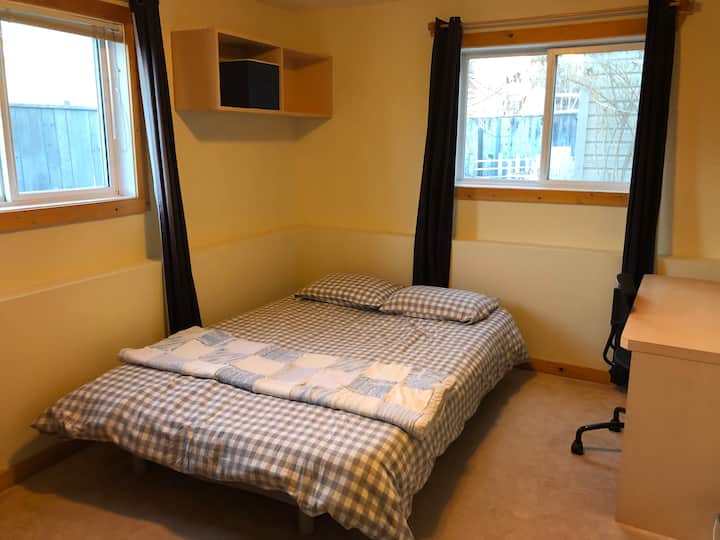 A Cozy Cabin Vibe House - Calgary