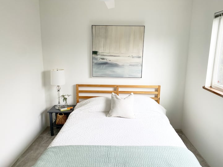 1 Bedroom, Near Skytrain With Free Parking. - Burnaby