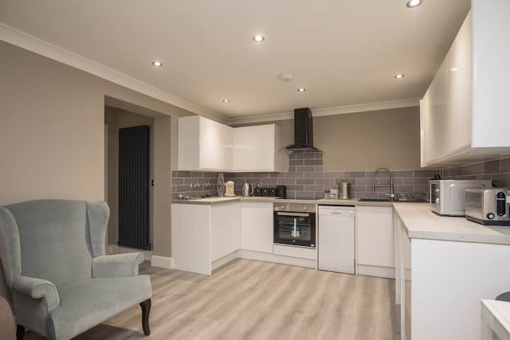 Riverside Central Kingston Flat 1b - Chessington World of Adventures Resort
