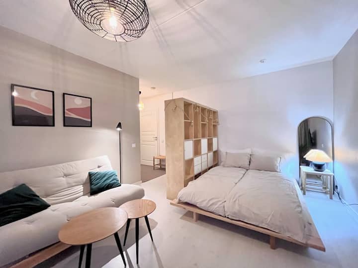 Cozy Studio Next To Metro & Mall - 에스푸