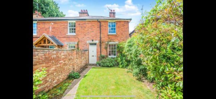 Beautiful Cottage Near London - 말로