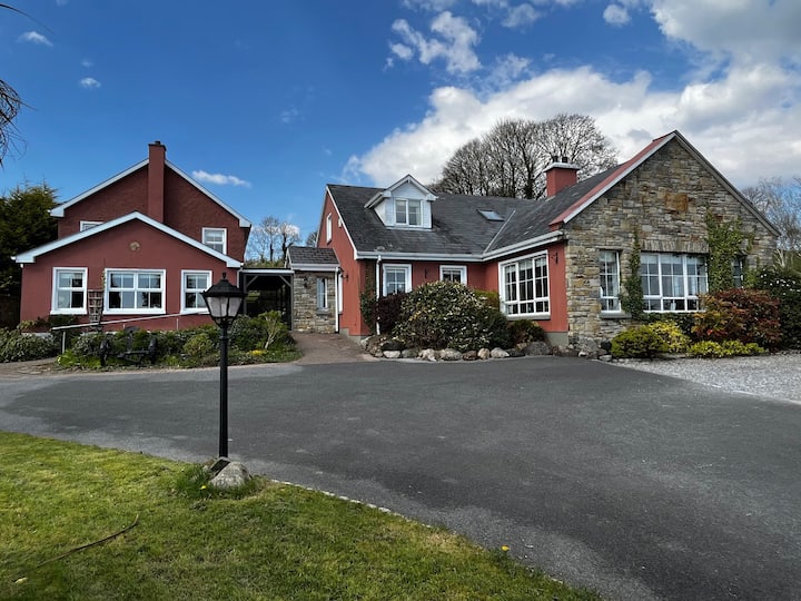 * Spacious | Comfortable & Chic | Walk To Town * - Donegal