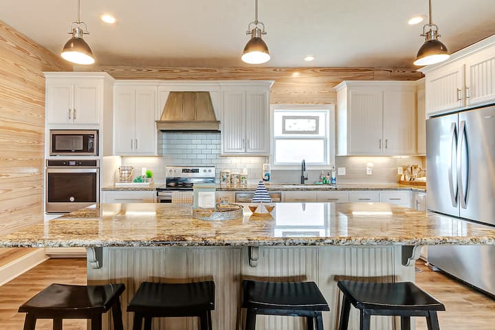 Gone Coastal | Gorgeous Bar, Hammock, Deck, Games - Crystal Beach, TX