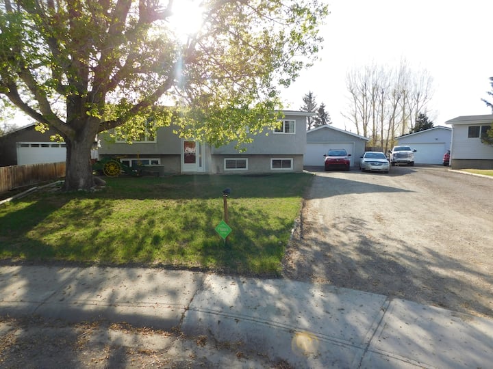 Family Friendly Air Conditioned Home. - アルバータ
