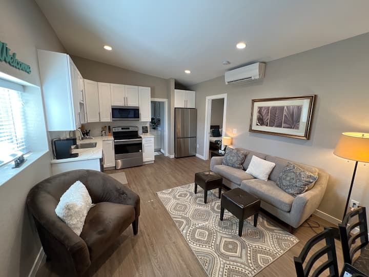 Elegant & Warm 2-bedroom Getaway · Brighton 4 - Brighton, CO