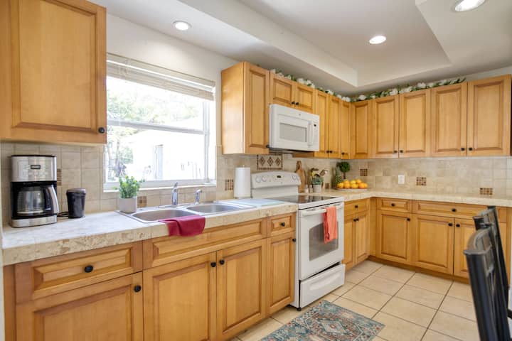 Cozy Cottage Close To Pinecraft, Downtown ,Beaches - Sarasota, FL