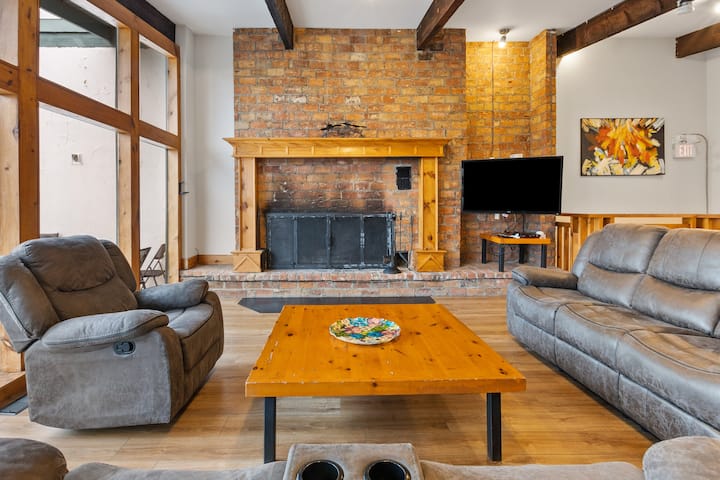 Alpenhaus 135: 3 Level Chalet W/ Sauna & Pingpong! - Thornbury