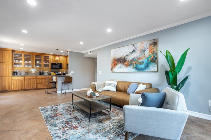 Beach Condo Full Of Amenities - Huntington Beach, CA