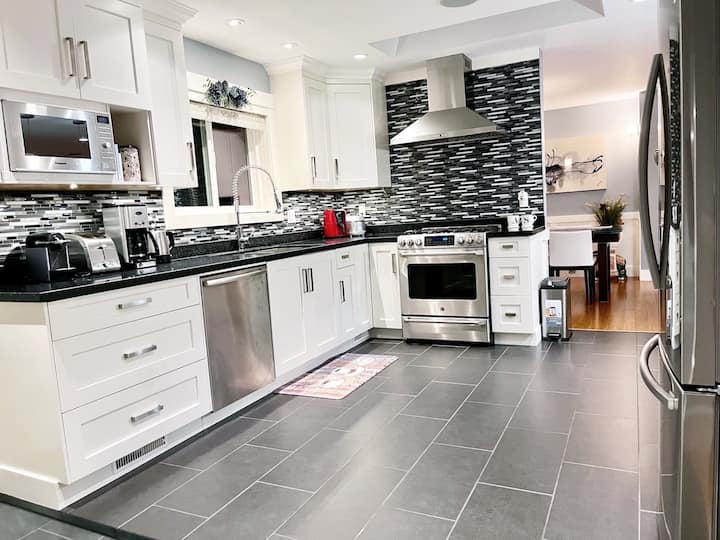 Central, Spacious & Family Friendly Home - Cypress Mountain