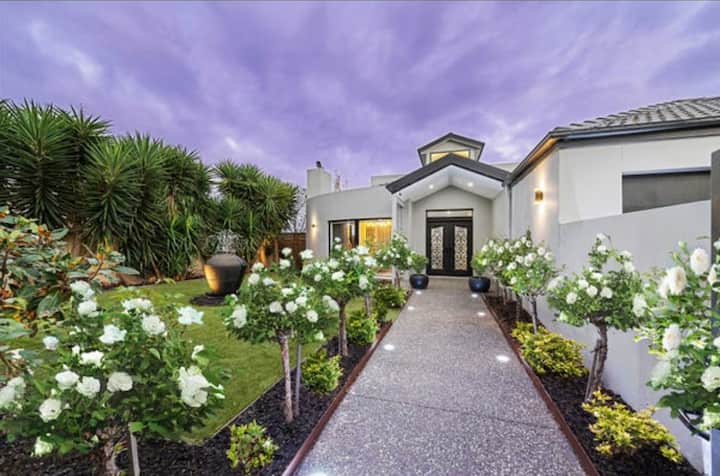 Elegant House - Full City Views - St Albans