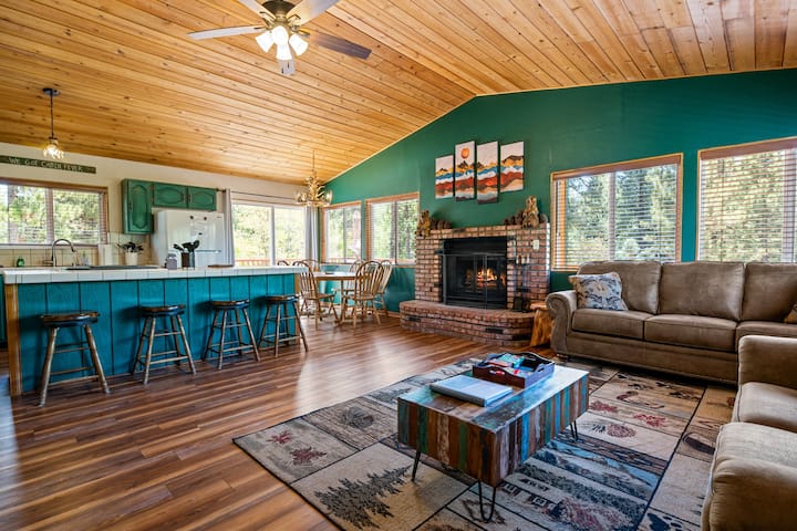 Hillcrest Hangout: Gorgeous Cabin With Spa & Deck - Big Bear Lake, CA
