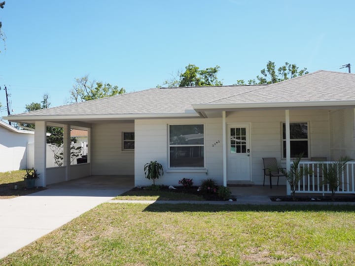 2 Bedroom 1 Bath 7 Mins To The Beach - Siesta Key, FL