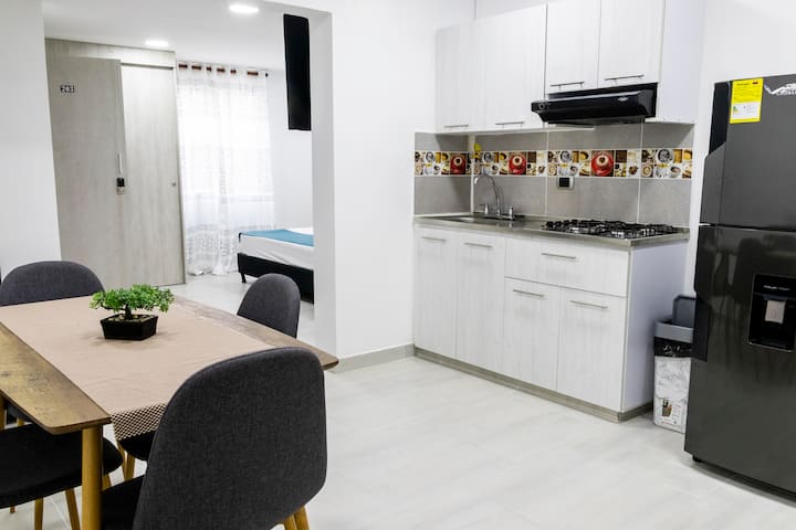 Apto Céntrico, Luminoso Y Completamente Equipado - Medellín