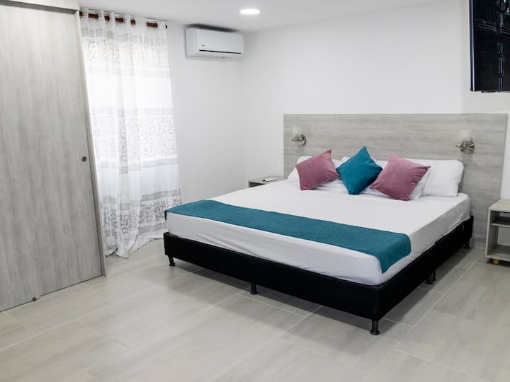 Apto Céntrico, Luminoso Y Completamente Equipado - Medellín